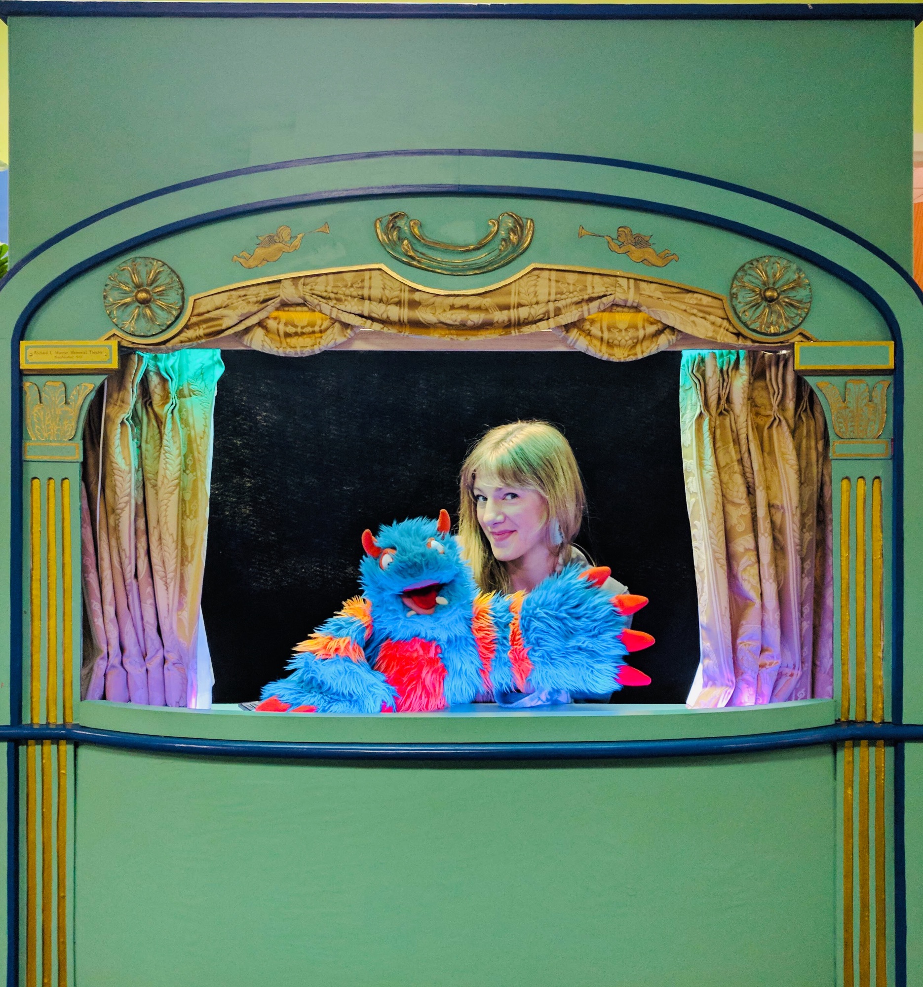 Hand puppet shows for all ages – Giant Puppets Save the World