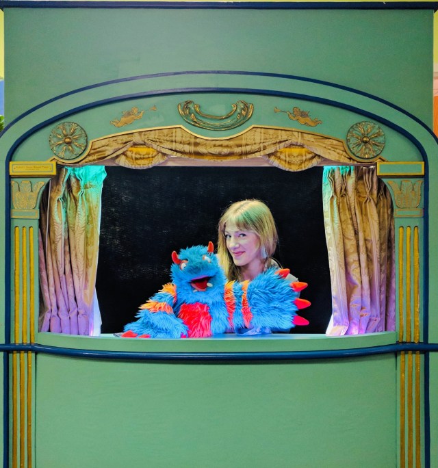 Hand puppet shows for all ages – Giant Puppets Save the World