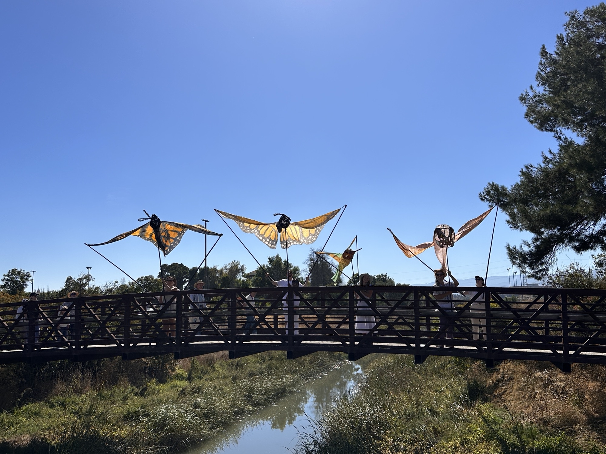A flying flock of giant puppets made of silk – Giant Puppets Save the World