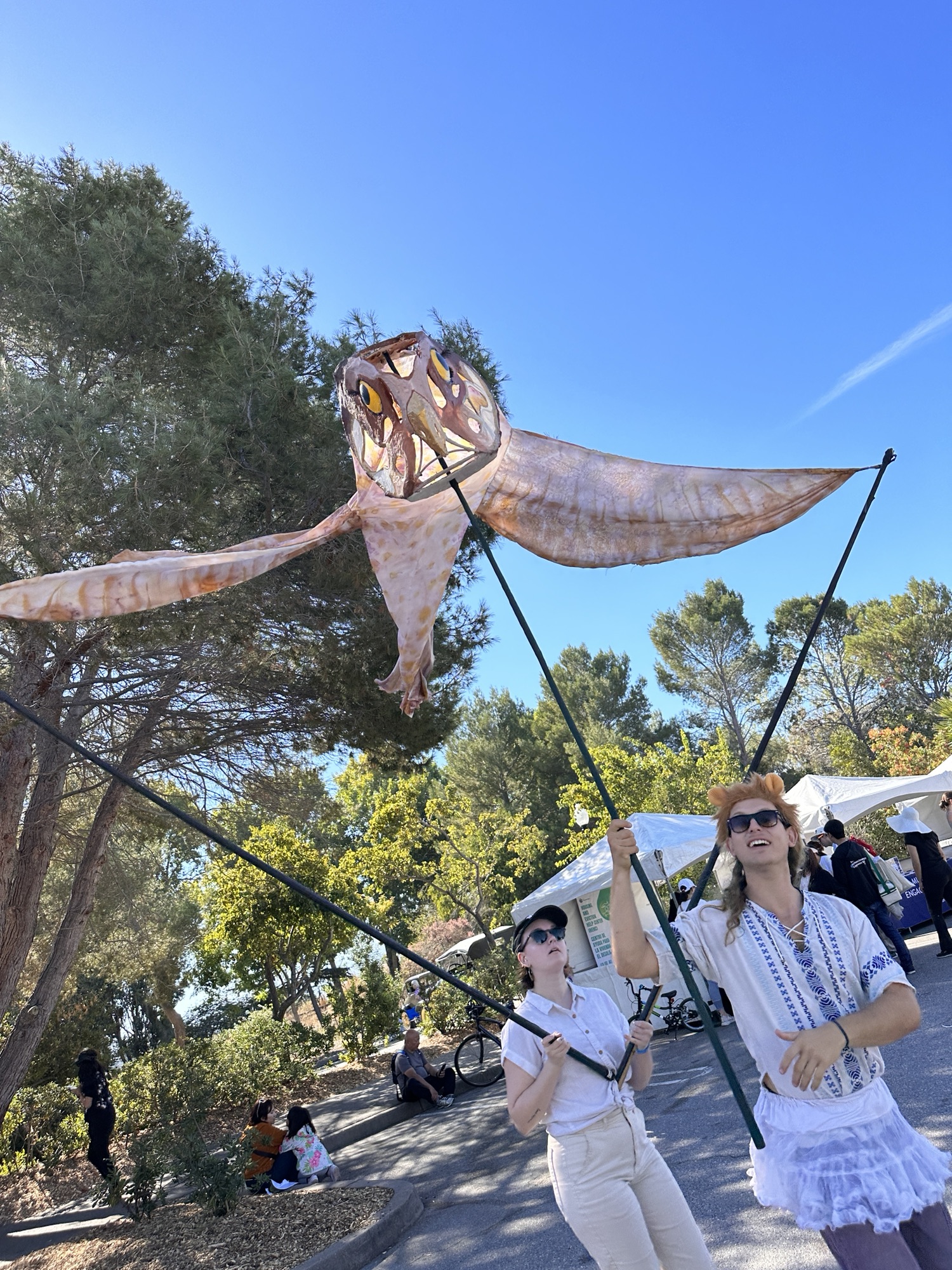 A flying flock of giant puppets made of silk – Giant Puppets Save the World
