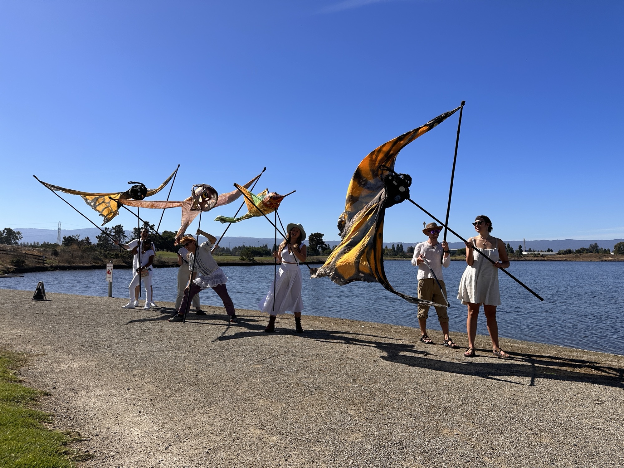 A flying flock of giant puppets made of silk – Giant Puppets Save the World