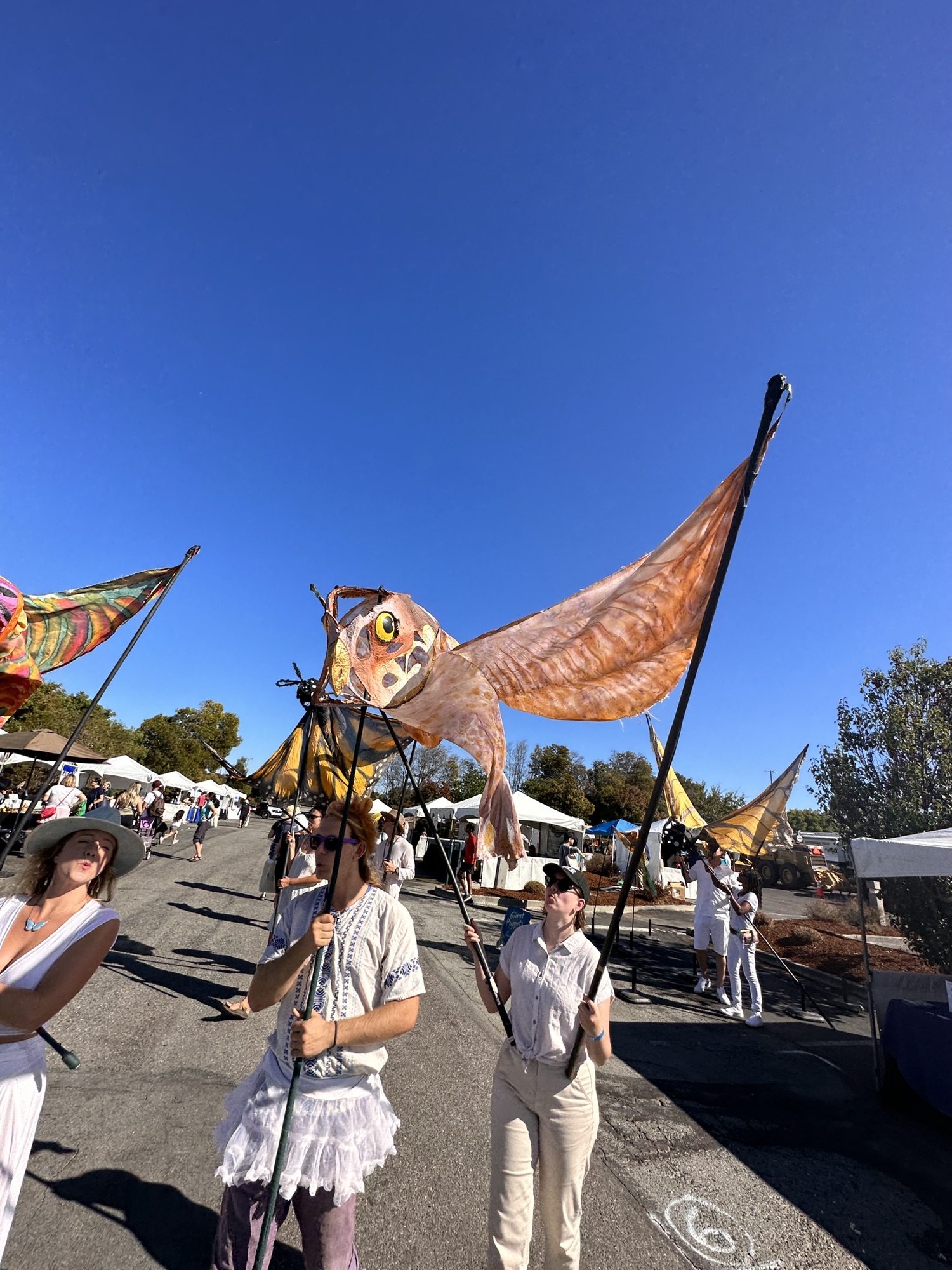 A flying flock of giant puppets made of silk – Giant Puppets Save the World