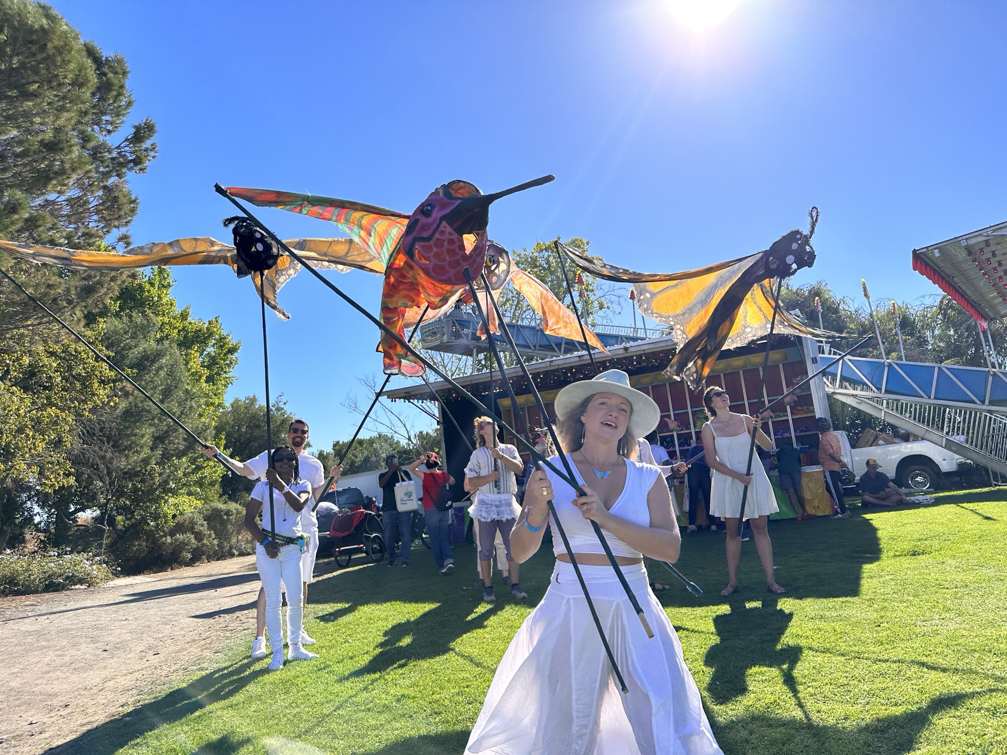 A flying flock of giant puppets made of silk – Giant Puppets Save the World